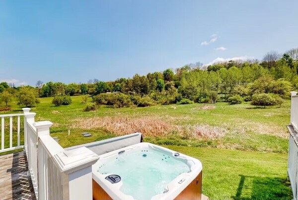 Modern Condo - 8 Min To Stowe, King Bed, Hot Tub, Near Skiing & Breweries - Camel's Hump State Park, Duxbury