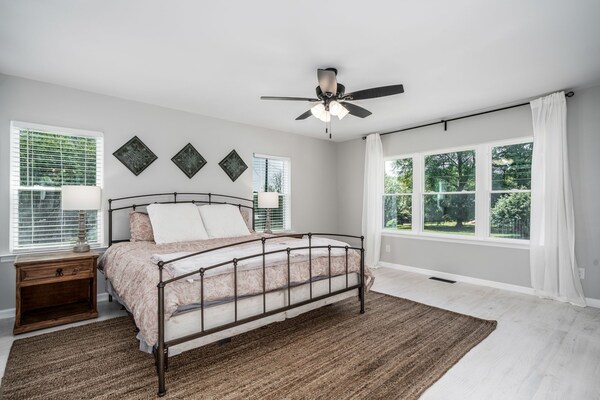 Charming Modern 3-bedroom Farmhouse Near Hickory On 1-acre - Hickory, NC