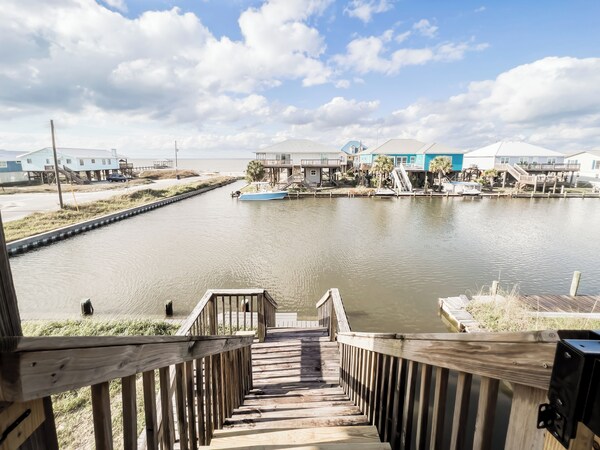 Family Home~4 Bedroom~ Water Front ~Next 2 Beach & Bay~ Pet Friendly - Dauphin Island, AL