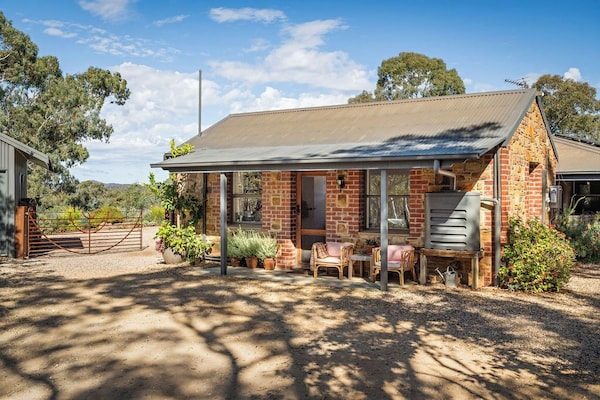 Stylish Studio - Tranquil Setting - 2.5 Acre Bush Property. 5 Mins Drive To Town - Castlemaine