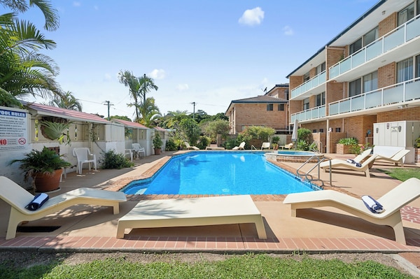 7 27 Ocean Parade Relaxed Beachfront Holiday Apartment - Coffs Harbour