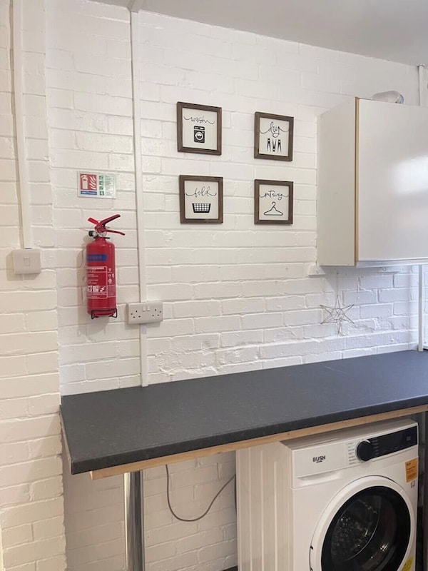 4 Bed House In Wakefield - Perfect For Contractors - The Hepworth Wakefield