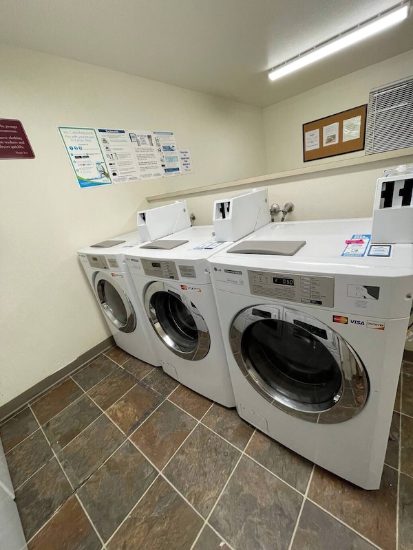 Charming 1-bedroom Apartment In Superb Burien With Wifi, Fitness Room - Federal Way, WA