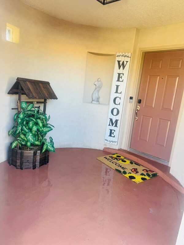 Entire Home+centrally Located+near Hwy+hottub+free Wifi+pet Friendly+putt Putt - Albuquerque, NM