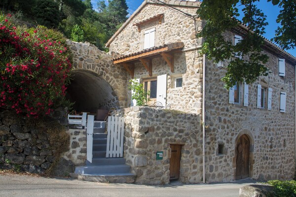 Charmant Gite Ardechois En Pierres Au Coeur De La Vallee De L'eyrieux - Privas