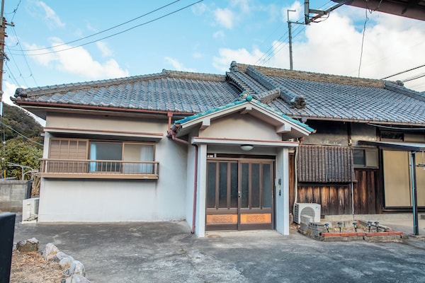 The Hotel Can Accommodate Up To 12 People, 132 ㎡ Of Space, 35 Minutes From Kansai Airport, 1 Minute Walk From Takako Station On The Nankai Main Line, And Ideal For Exploring Osaka And Wakayama. - Wakayama