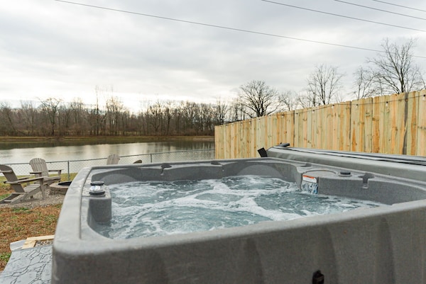Pondside Retreat 4br W/ Hot Tub & Pool Table & Bbq - West Jefferson, OH