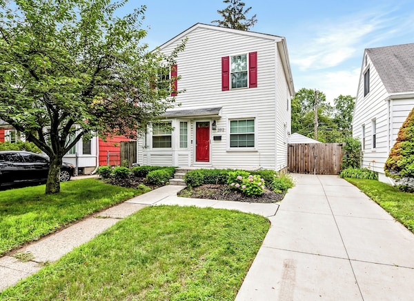 Elegant 4br/3ba Home In Royal Oak- Super Fast Wifi-5min To Downtown & Zoo - Royal Oak, MI