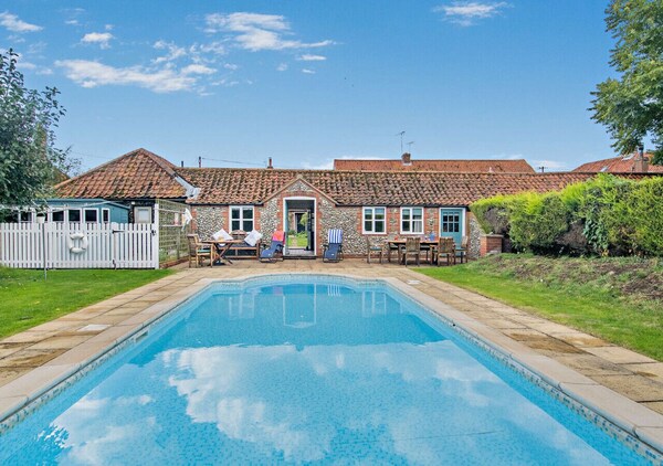 The Old Stables - Four Bedroom House, Sleeps 8 - Holt