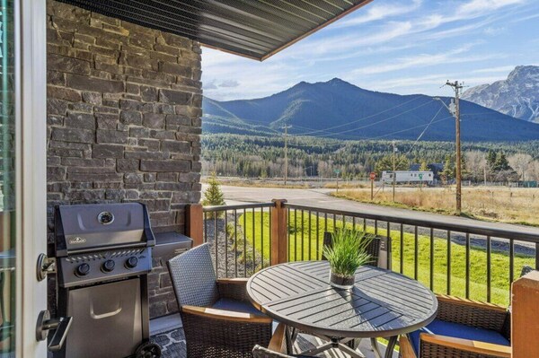 ️Rocky Mountain View Retreat |Hot Tub & Pool ️ - Alberta