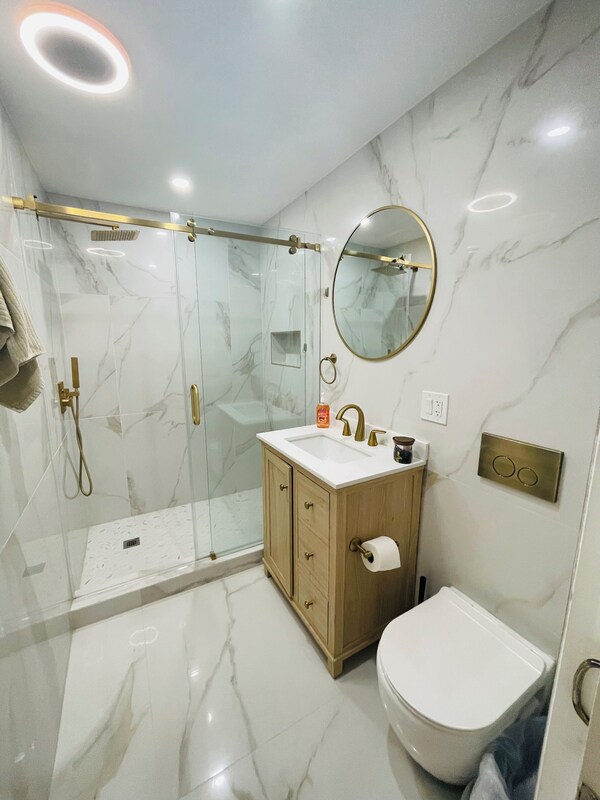 Charming 2-bedroom Apartment With Laundry & Backyard Next To Manhattan!! - Weehawken, NJ