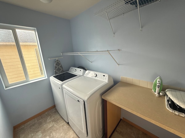 4bd 2.5 Ba/4king Beds/ W/d/  Fenced Yard/ 24hr Security - Tacoma, WA