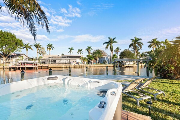 August Discount! Waterfront Home W/ Hot Tub + Kayaks, Fishing + Pet Friendly! - North Fort Myers, FL