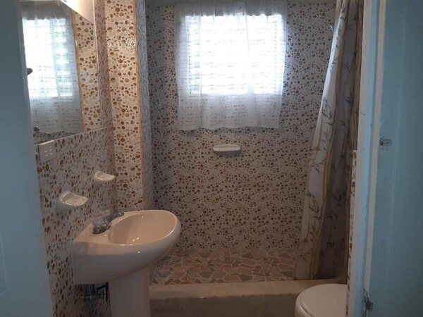 Charming 3-bedroom Villa With Wifi And Ac In Ocho Rios - 오쵸 리오스