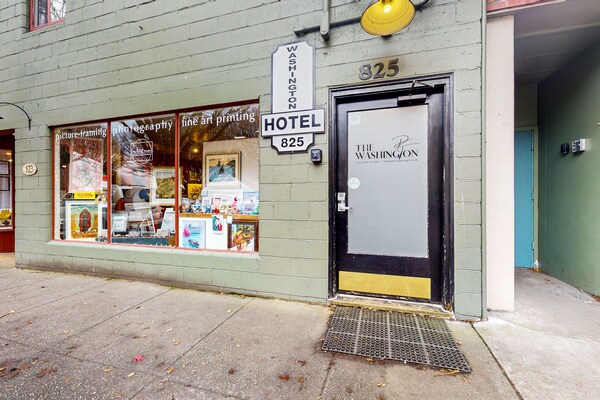 Stylish Hotel Suite Just Steps Away From Downtown Port Townsend - Whidbey Island, WA