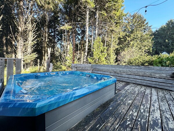 Beautiful Home With Peek-a-boo Beach Views, Patio With Hot-tub And Firepit, Wifi - Lincoln City, OR