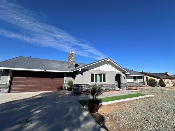 3-bdrm House In Charming Apple Valley W/ Wifi, Ac, Encl'd Patio, & Large Yard. - Victorville, CA
