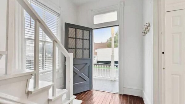 Boho Chic Victorian Home - Walk To Forsyth - Savannah, GA