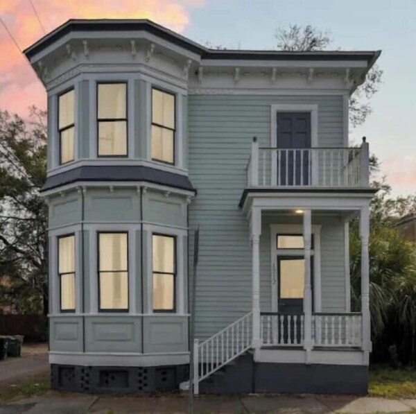 Picture Perfect Victorian Home - Walk To Forsyth - Savannah, GA