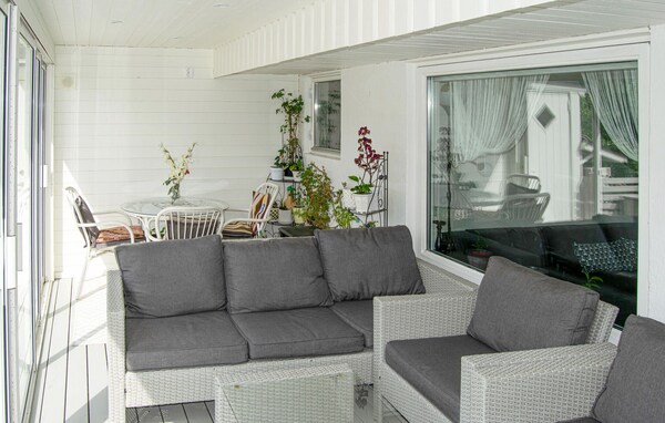 2 Bedroom Cozy Home In Skärholmen - Stockholm