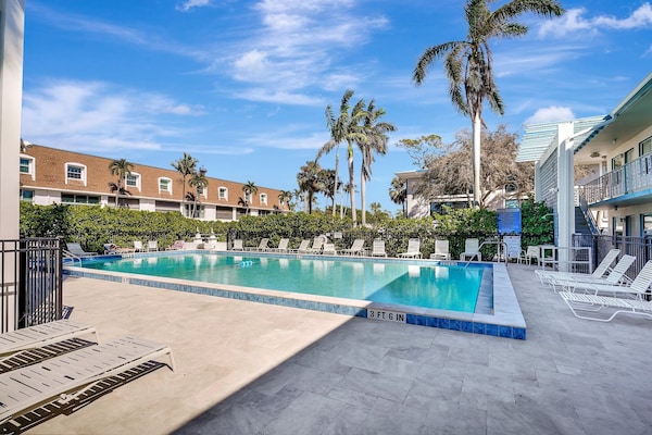 Olde Naples Charming Condo Steps To Pier, Beaches, Sunsets And Restaurants - Naples, FL
