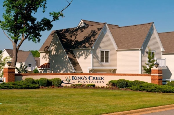 Kings [& Queens] Creek 3br: Cozy & Private - Where Royalty Meets Serenity\n\n\n - Gloucester, VA