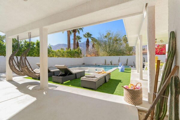 El Sip: Swim Up Pool Bar, Fire Pit, Bikes, Games - Palm Springs, CA