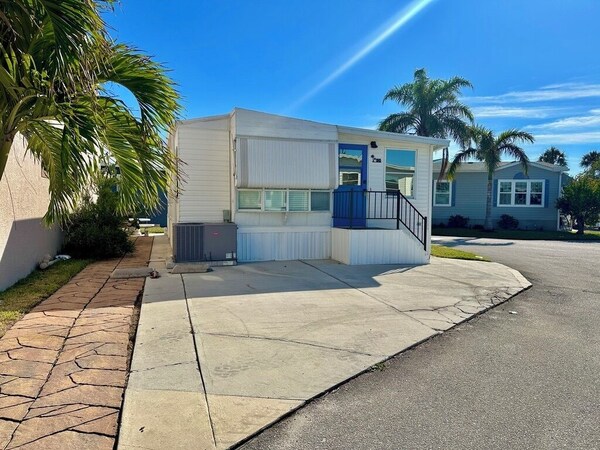 Charming 2-bedroom, 2-bathroom Home Is Located On Nettles Island - Caribe