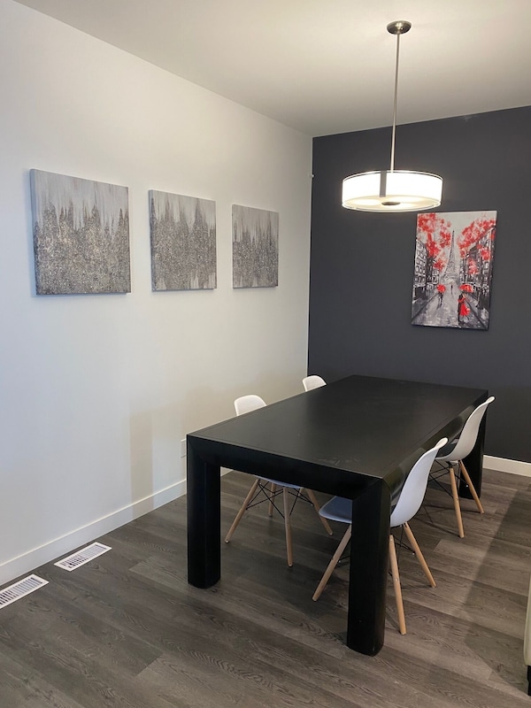 5 Bedroom, 2 Kitchen Fresh Home - Winnipeg