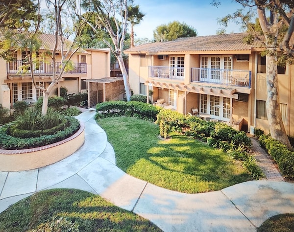 Charming 2-bedroom Hotel Suite Next To Disneyland In Marvelous Anaheim - Irvine, CA