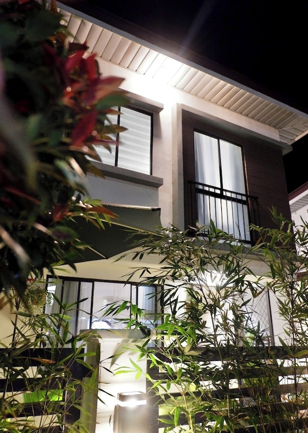 2-bedroom Stylish House In Peaceful San Pablo City With Wifi, Ac & Full Kitchen - San Pablo City