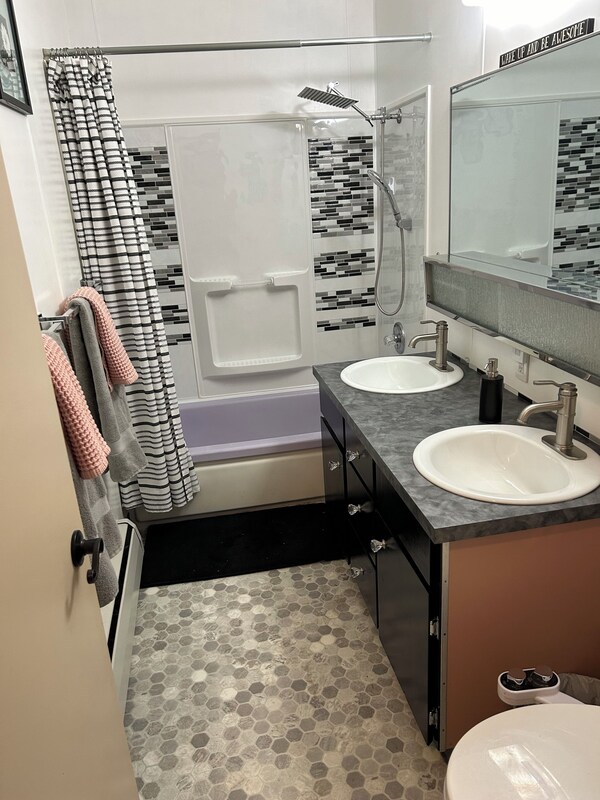 Dexter's Playground, An Eclectic 2-bedroom House Just 1.5 Miles From The Airport - Anchorage, AK