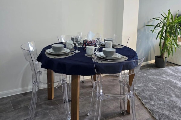 Modern City Apartment, Sleeps 4 With Parking - 北安普頓