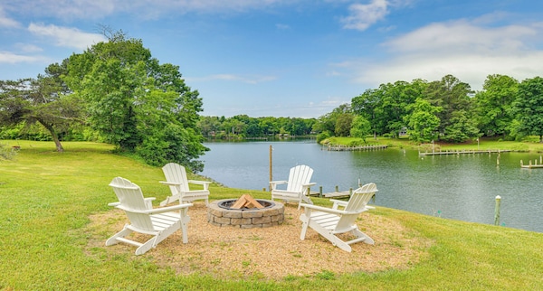 Riverfront Virginia Home - Dock, Fire Pit & Kayaks - Kilmarnock, VA