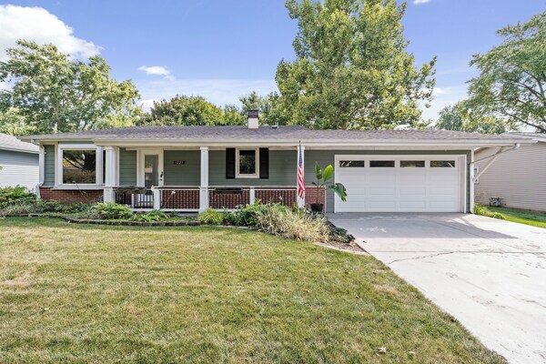 Peaceful Cozy Home With Well Equipped Kitchen, Wifi, & King Bed In St Charles - Bartlett, IL