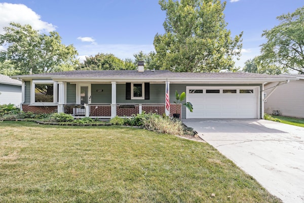 Peaceful Cozy Home With Well Equipped Kitchen, Wifi, & King Bed In St Charles - Bartlett, IL