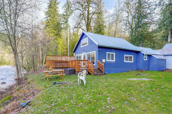 Pet-friendly Riverfront Cabin W/ Hot Tub - Oregon