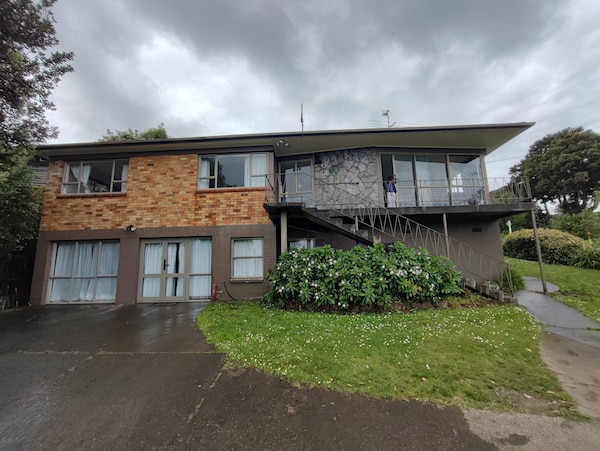 Relax In Style: Beachfront Getaway - Waiuku