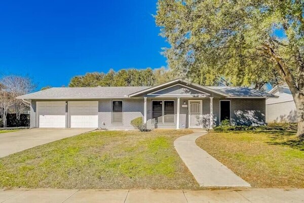 Inviting Home With Heated Pool And Dog-friendly - San Antonio
