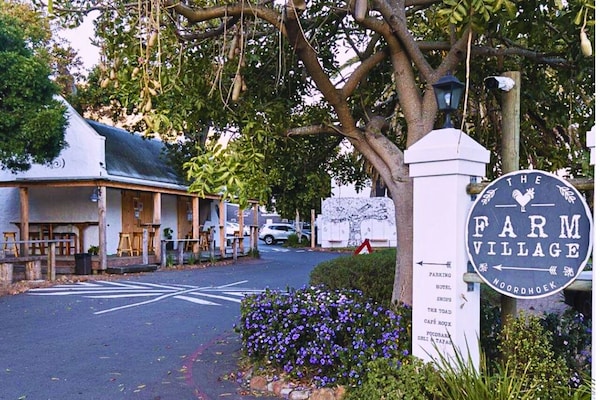 Heart Of Noordhoek: Farm Village Getaway. 5 Minutes To The Beach. - Cape Town