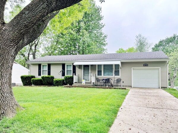 Comfort & Convenience ~ 3 Bed 1 Bath Home - Liberty, MO