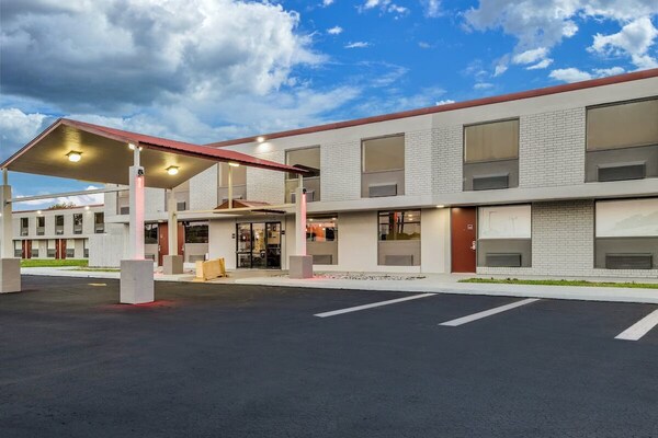 Perfect For Small Groups! Free Parking On-site, One Pet Stays Free! - Alexandria, LA