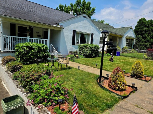 New! " The 1920 " Open Concept 2 Bed Suite A Few Minutes From  Downtown And Lake - Pocono Mountains, PA