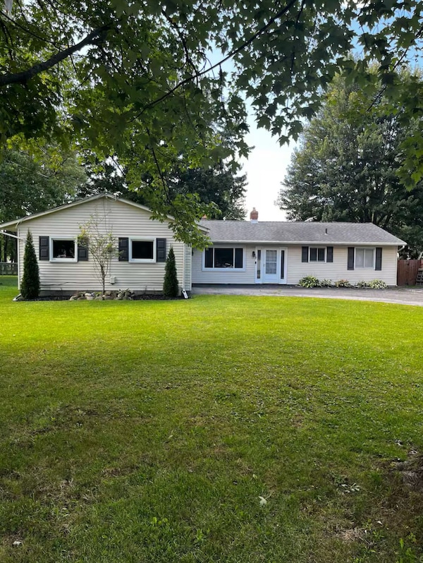 Charming 3-bedroom Renovated Ranch Home In Mentor, Fenced In Private Back Yard! - Chatham-Kent