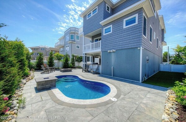 Immaculate Pool/elevator 5 Bedroom, 4 Bath Home W/outdoor Living Space/fire Pit - Long Beach Island, NJ