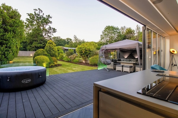 Stylish 4-bedroom Luxury Home Featuring Hot Tub & Pool Table - Watford