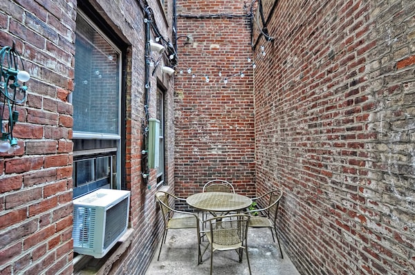 Stately On Cedar - Luxe 2-bedroom Beacon Hill Apartment With Ac, Wifi Near Mgh - Boston, MA