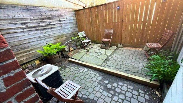 Casa Hotel: Modern Industrial Home W Private Patio - Toronto