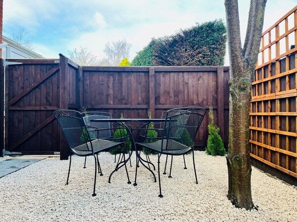 Stylish One Bedroom Garden Suite - Knutsford
