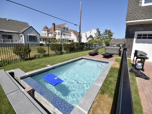 Spacious Beachfront Unit W/ Shared Pool - Cape May, NJ